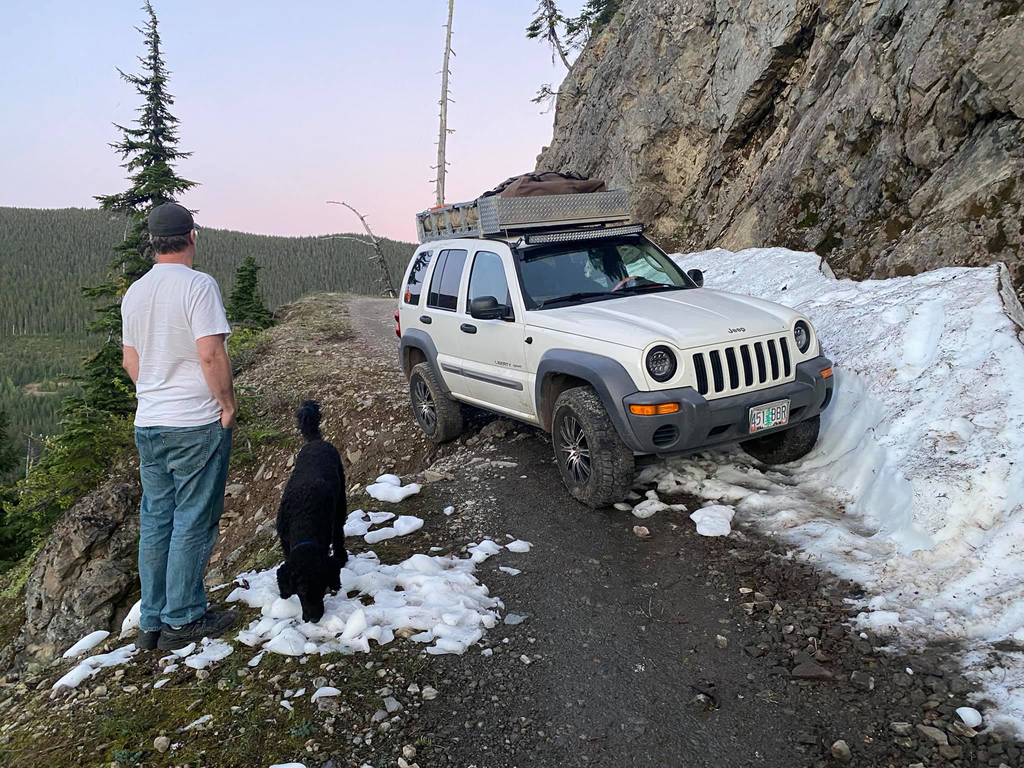 Jeep on the verge of falling - Offroad Portal