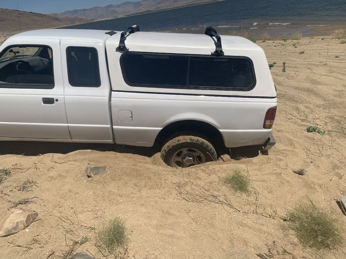 Ford Ranger stuck in the sand - Offroad Portal