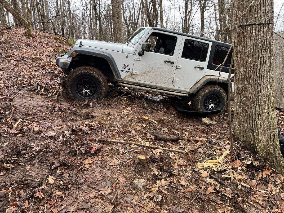 Wrangler stranded in soft mud in Virginia - Offroad Portal