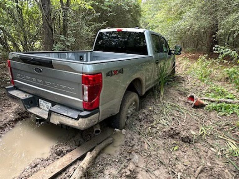 F250 stuck in mud - Offroad Portal