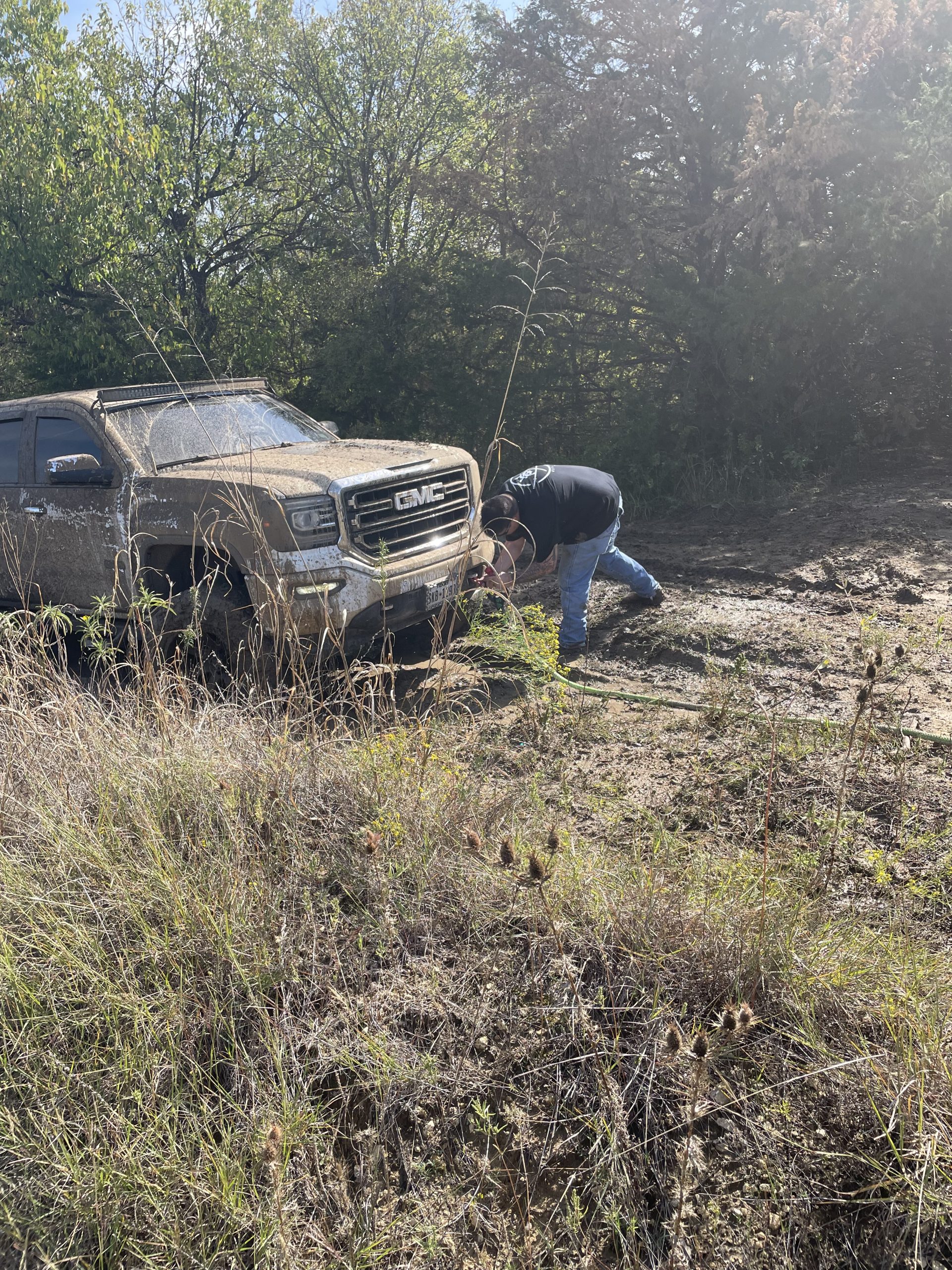 Pickup stuck in the mud - Offroad Portal