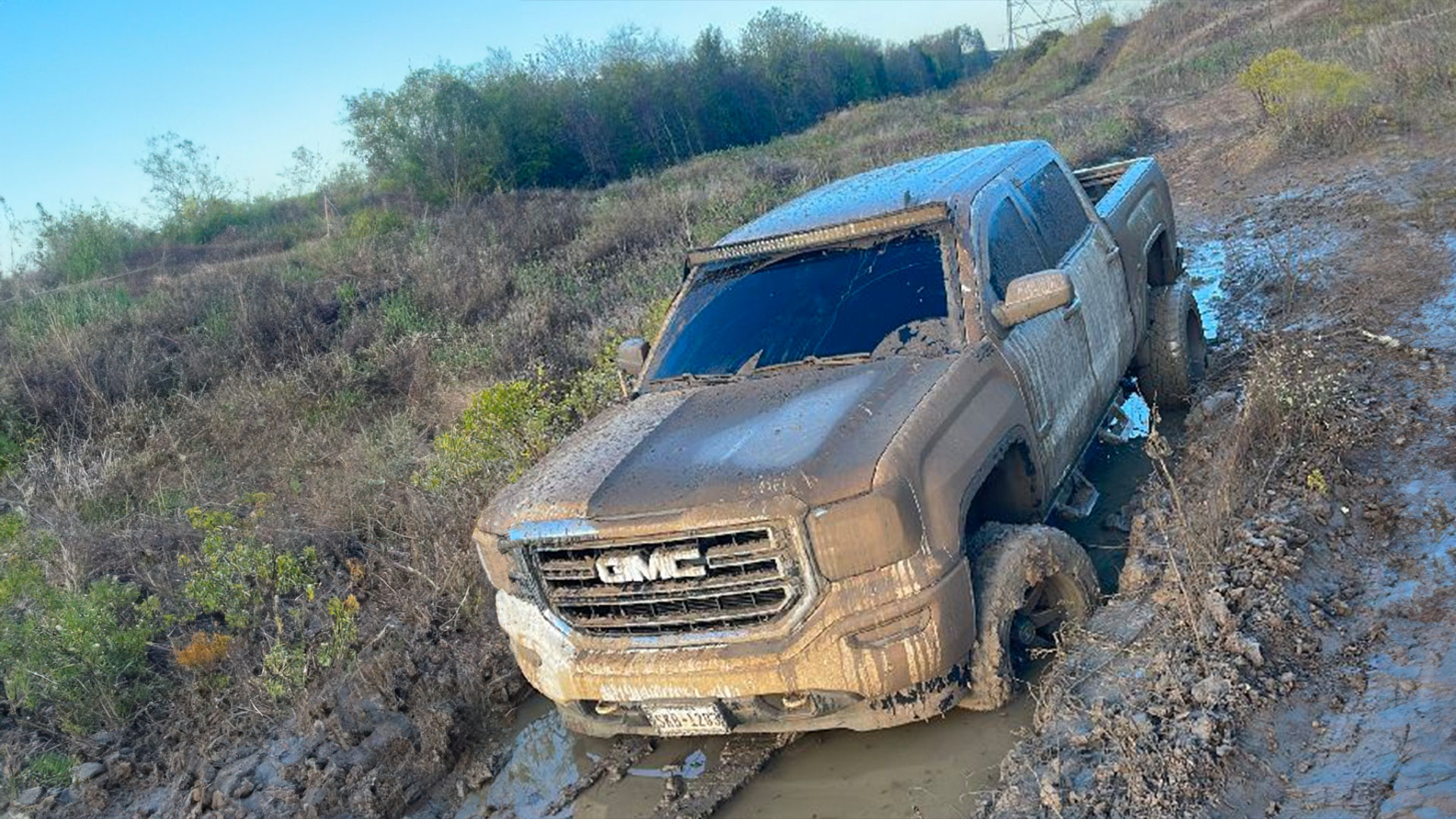 Pickup stuck in the mud - Offroad Portal